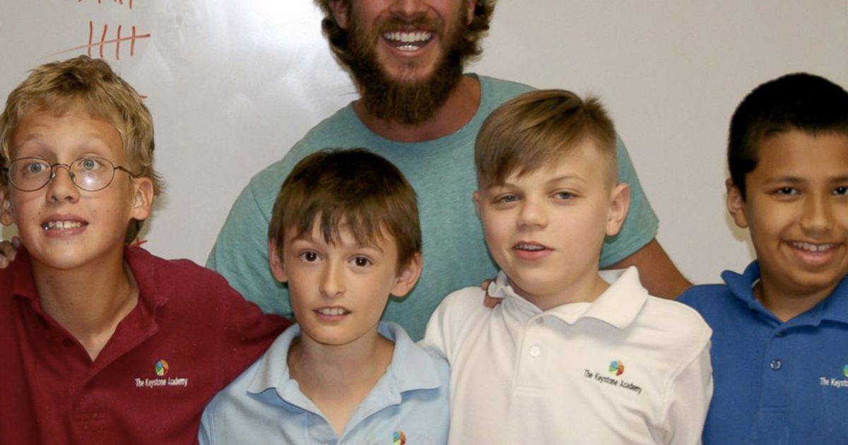 Chris Ulmer, insegnante che inizia le lezioni con dieci minuti di ...