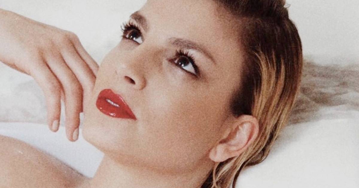 Emma posta le foto senza veli: e sui social è bufera