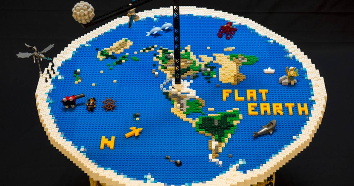 Il terrapiattismo spiegato con i Lego: l'opera è geniale!