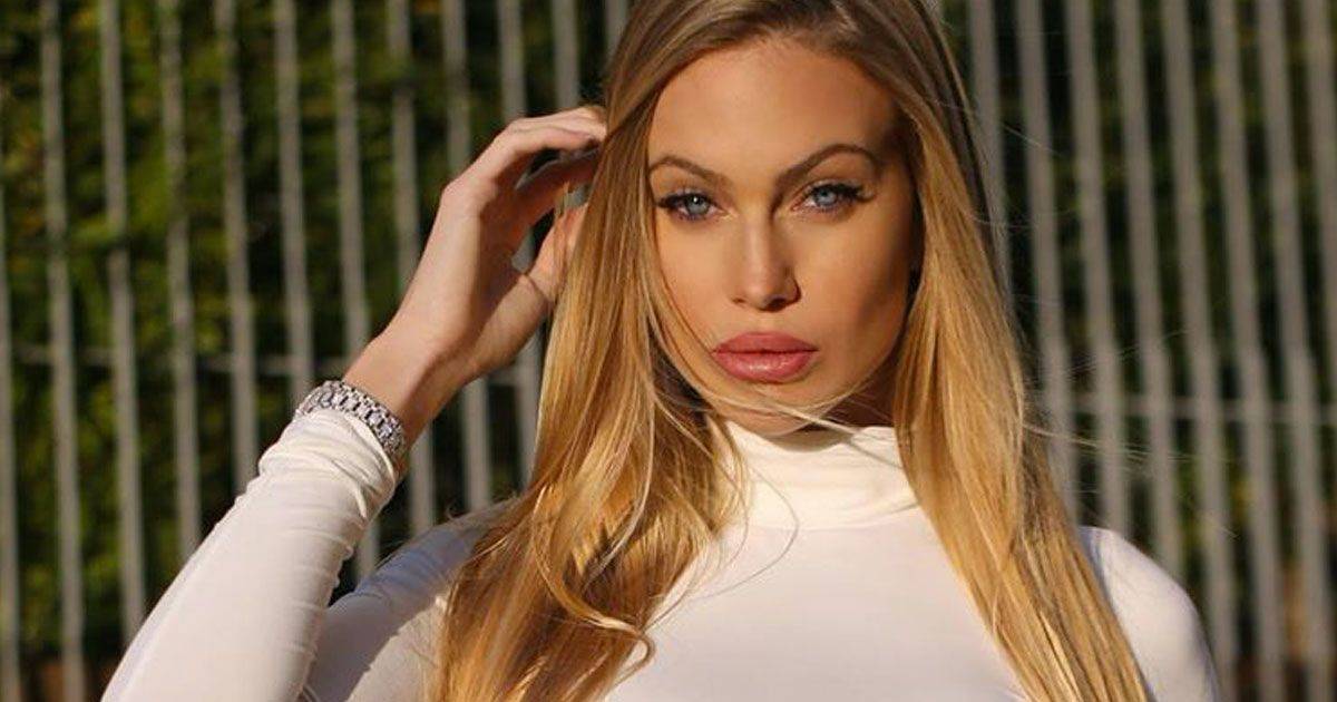 Taylor Mega: il vestito bianco con il dettaglio sensuale