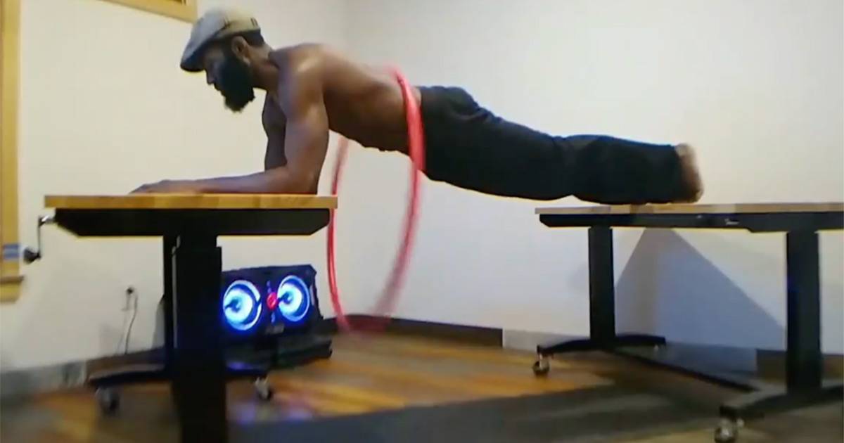 Si aggiudica il record mondiale di hula hoop in posizione plank