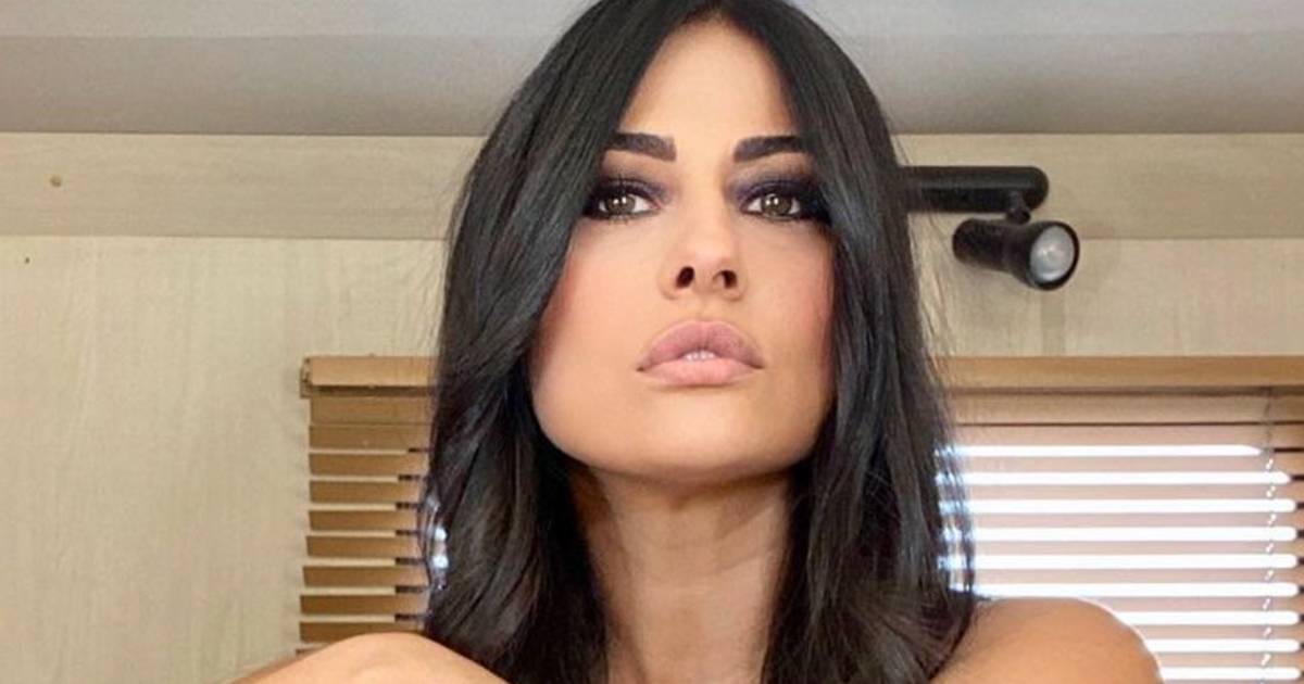 Maria Mazza in minidress nero: il nuovo scatto dal camerino