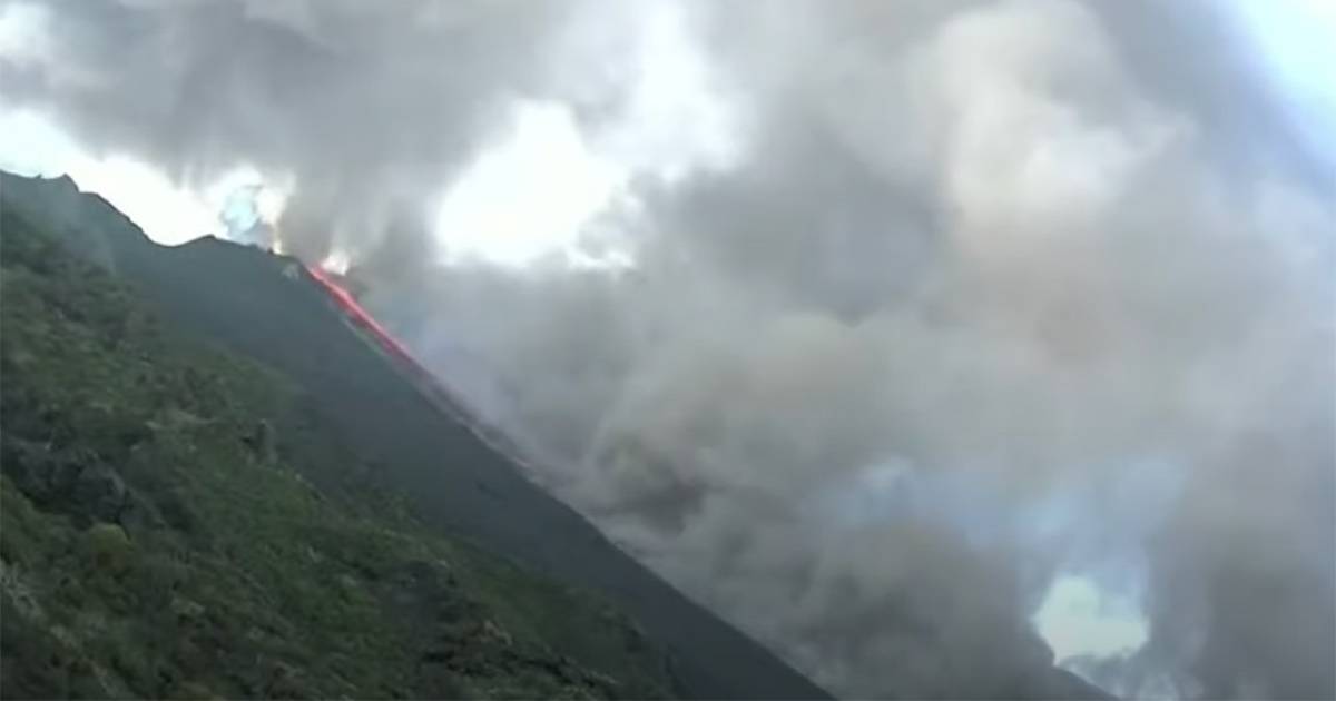 La lava corre fino al mare: le incredibili immagini del vulcano ...
