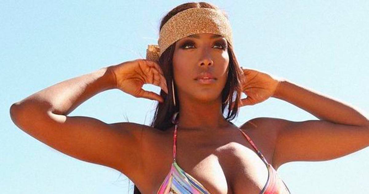 Le foto della vacanza di Ainett Stephens in Thailandia: la doccia in bikini è bollente