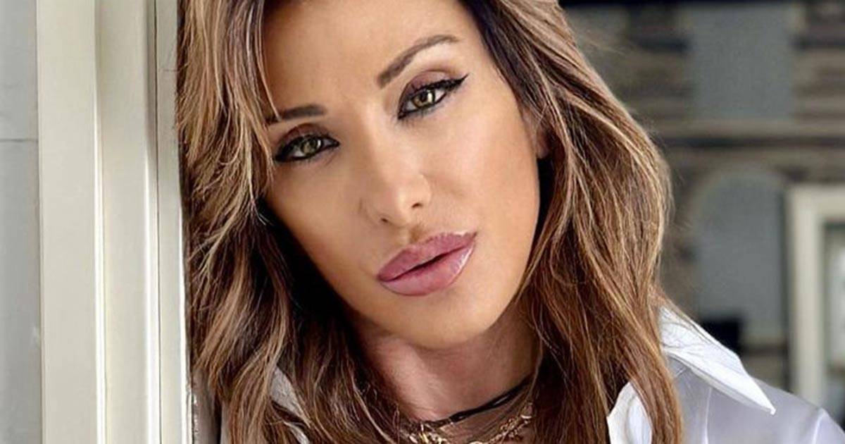 La camicia è trasparente, si vede tutto: Sabrina Salerno seduce i ...