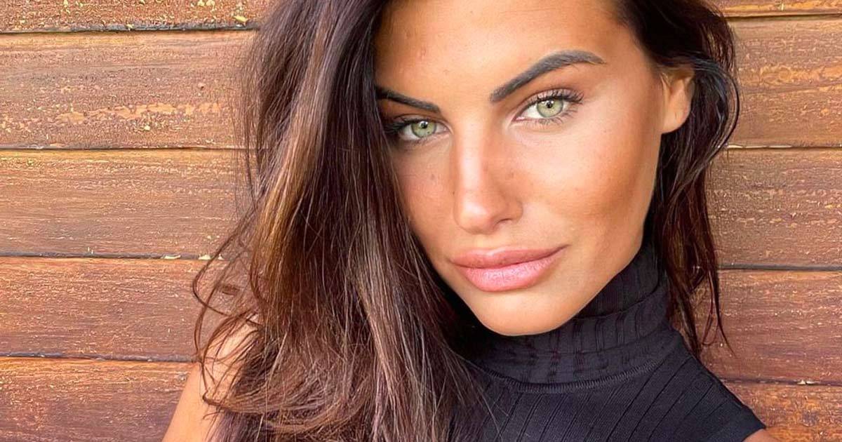 La vestaglia si apre e… la nuova foto di Carolina Stramare è pura seduzione
