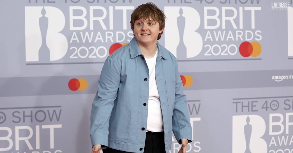 Lewis Capaldi e il "mini concerto" a sorpresa per i passeggeri di un ...