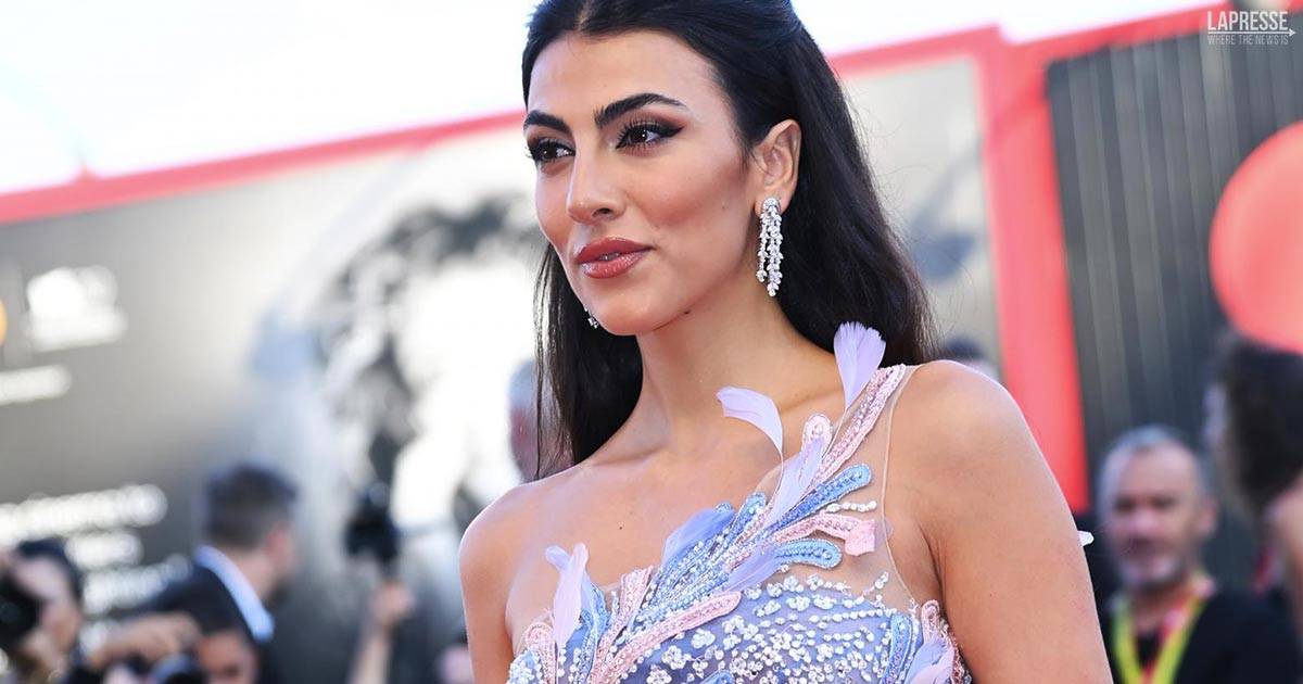 Il bikini di Giulia Salemi è microscopico, i follower rispondono così