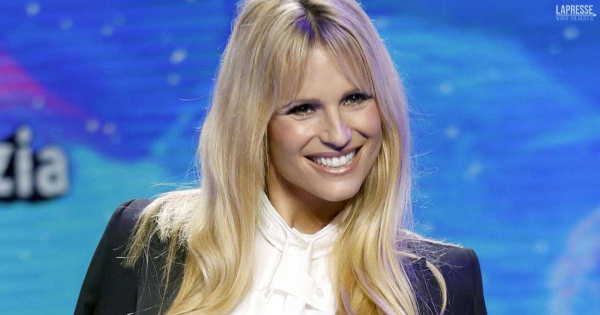 Michelle Hunziker e le spettacolari foto in costume sul ghiacciaio: ecco i commenti dei follower