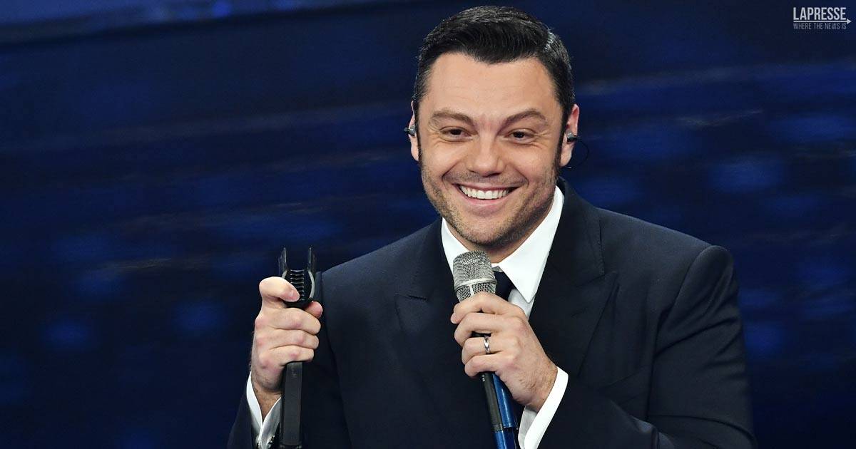 Tiziano Ferro pubblica una dolcissima foto dei figli e chiede un consiglio ai fan
