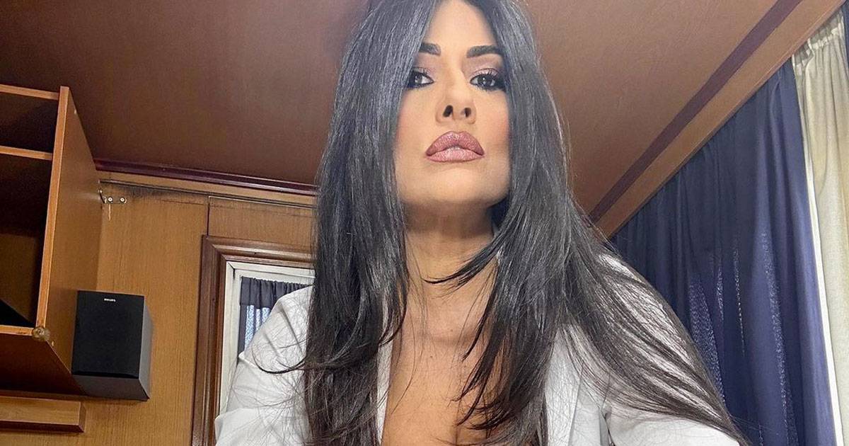 Avanti un altro. Il camice si apre e… la dottoressa Maria Mazza è stupenda