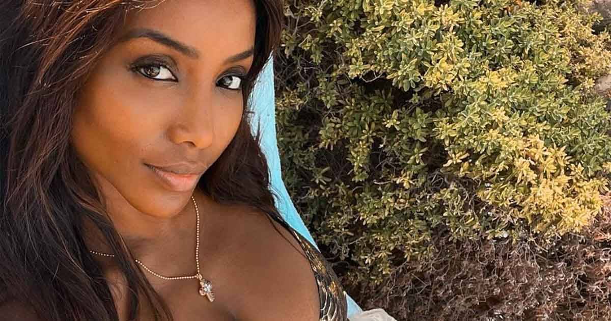 Il costume fatica a coprirla, le foto della gatta nera Ainett Stephens sono mozzafiato