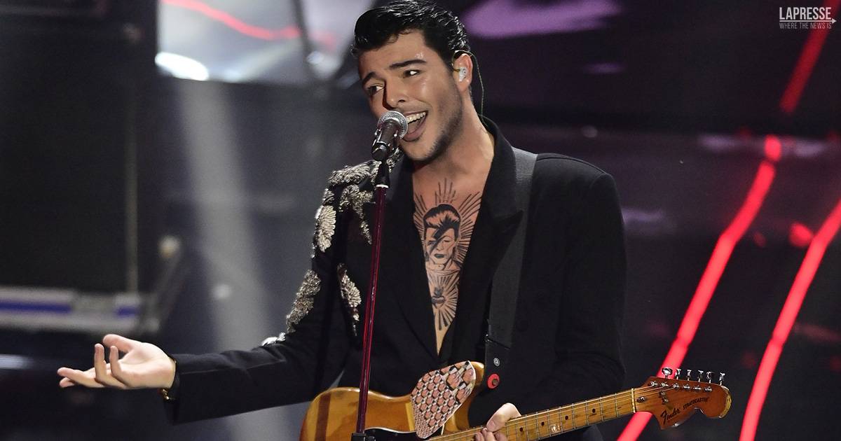 Perché Stash aveva un adesivo con il suo volto sulla chitarra? Vi ...