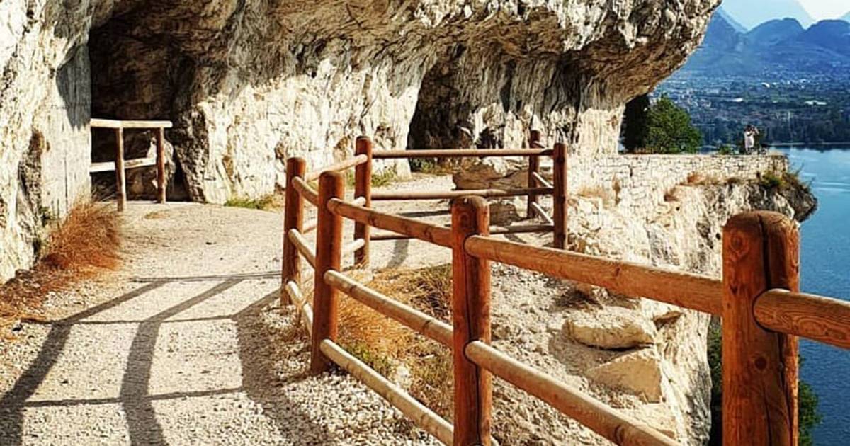 Ha riaperto il sentiero del Ponale: il bellissimo percorso sul Lago di ...