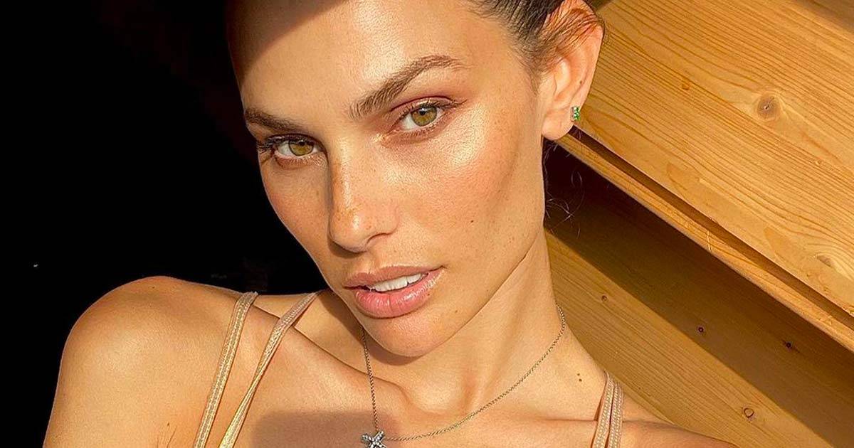 Il vestito è trasparente, si vede tutto: la bellezza prorompente di ...